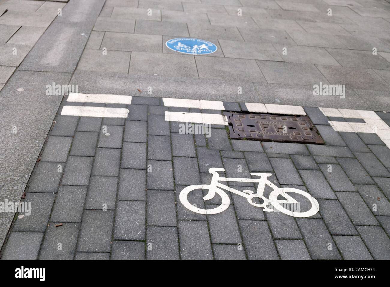 Pavement markings hi-res stock photography and images - Alamy