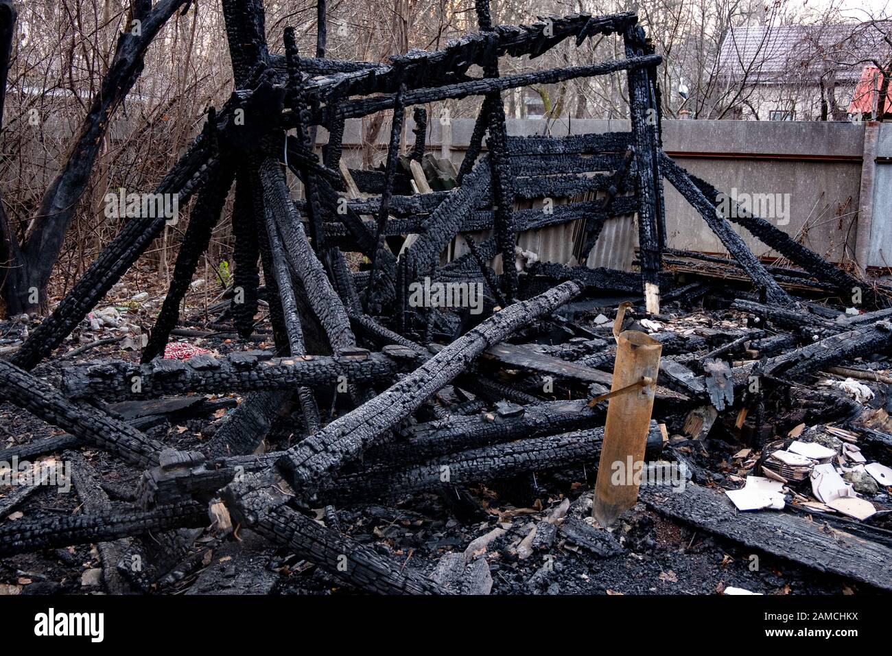 Consequences of fire. Completely burnt wooden house Stock Photo - Alamy