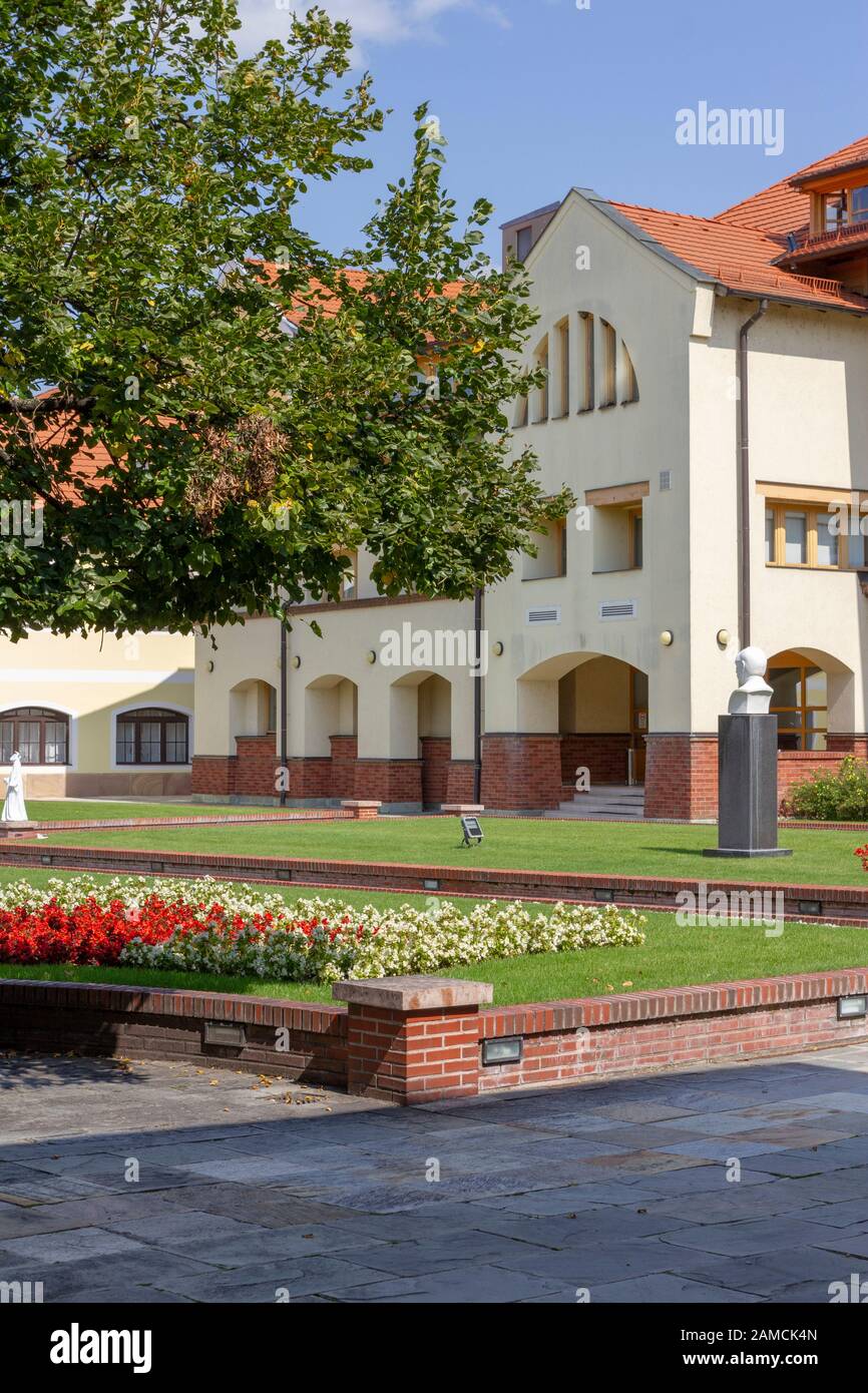 Herend porcelain manufactory hi-res stock photography and images - Alamy