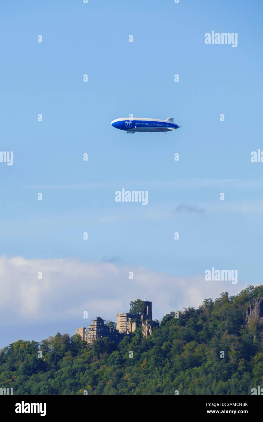 Zeppelin, Luftschiff fliegt über das alte Schloss Hohenbaden in Baden ...