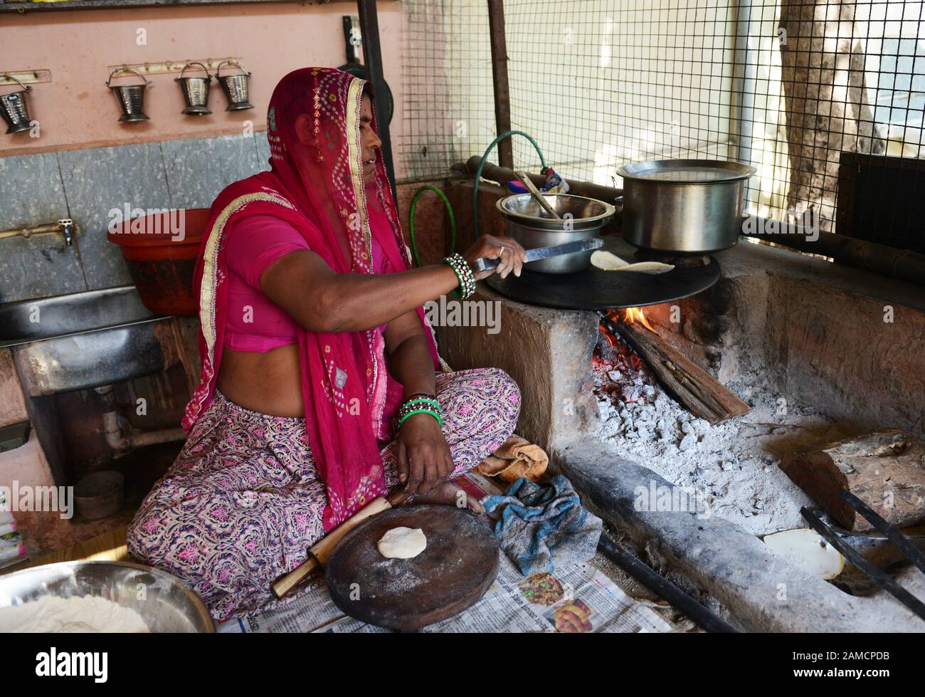 Making chapati hi-res stock photography and images - Alamy