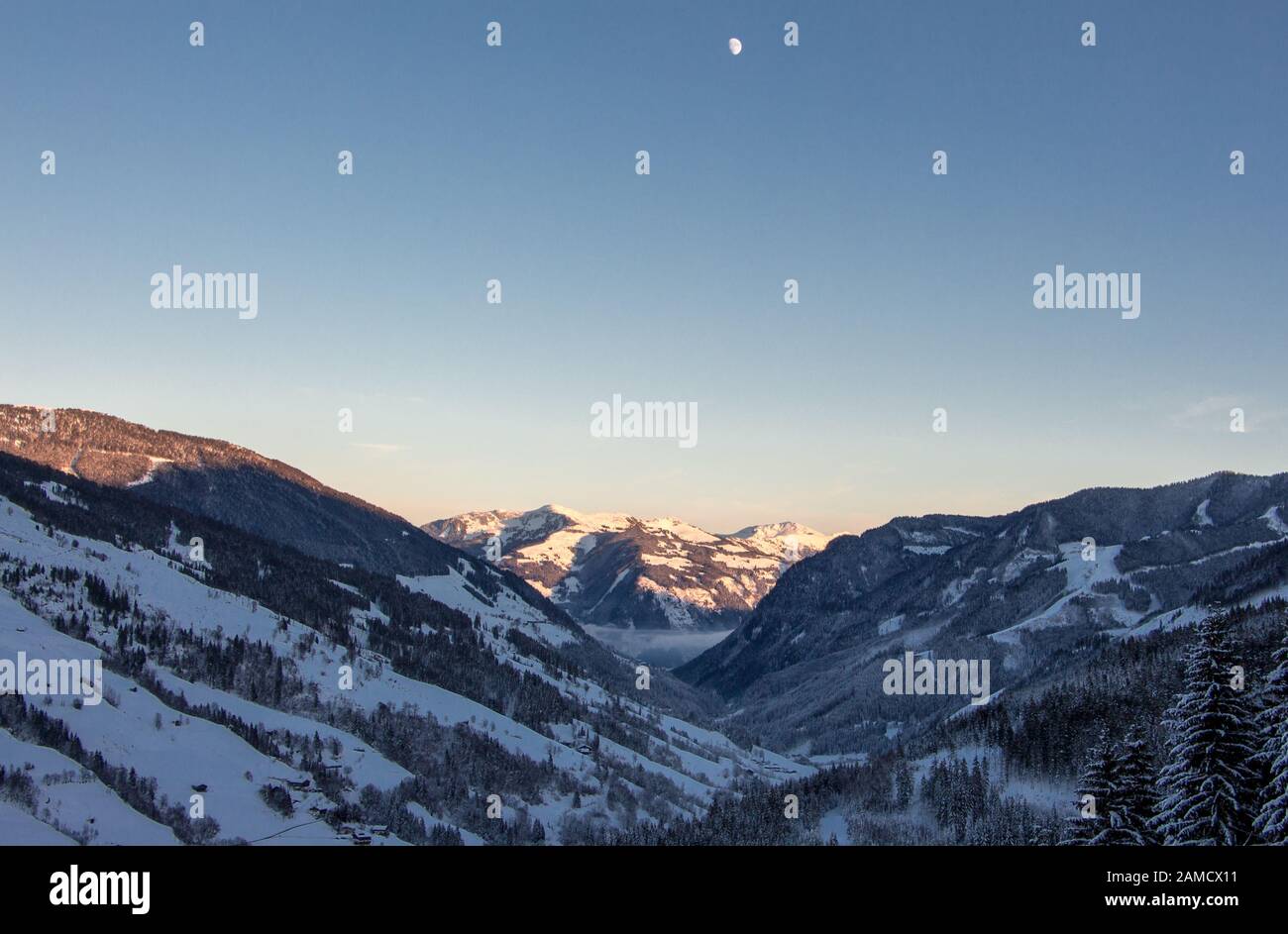 Misty mountainscape hi-res stock photography and images - Alamy