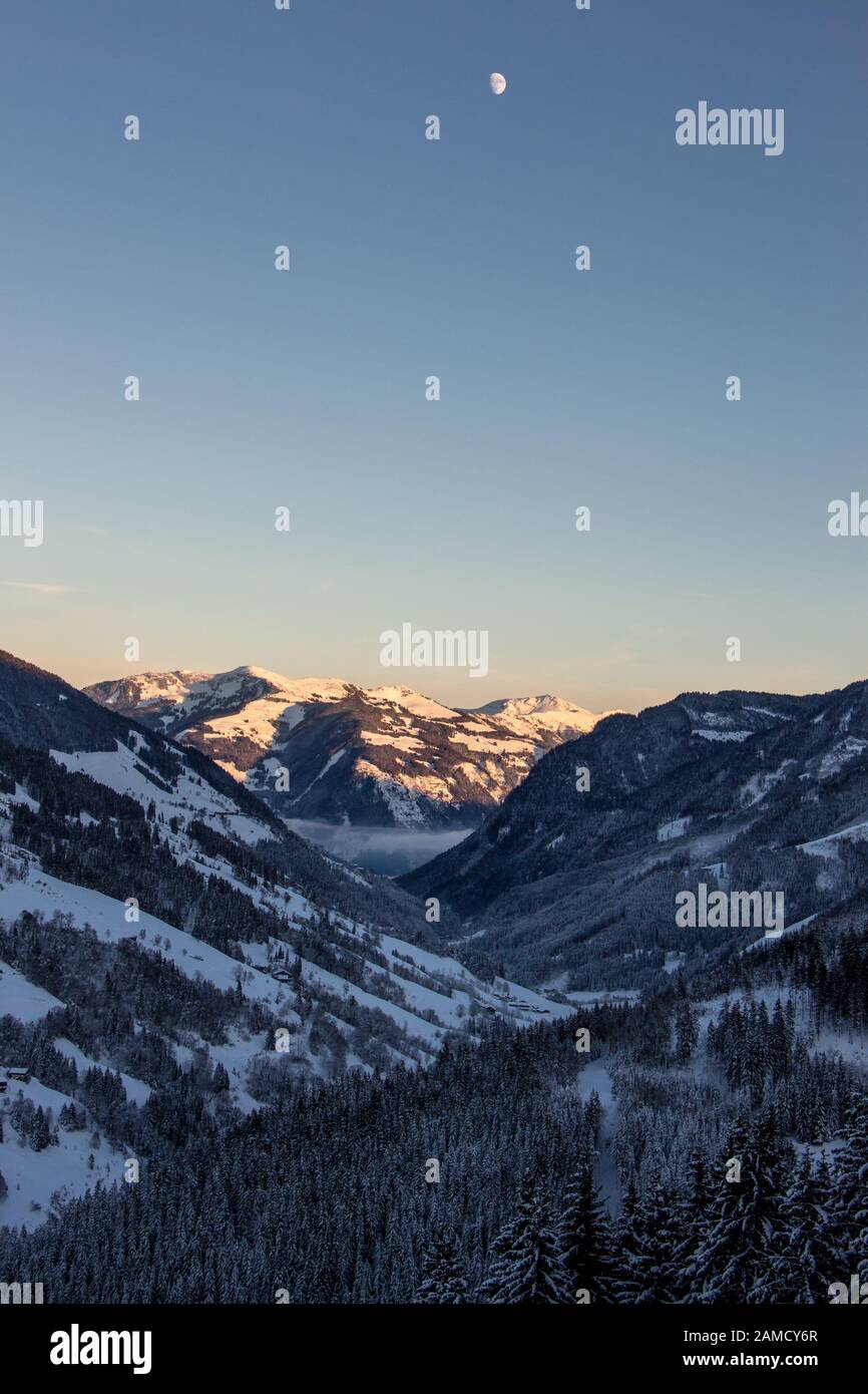 Moonrise and cloud hi-res stock photography and images - Alamy