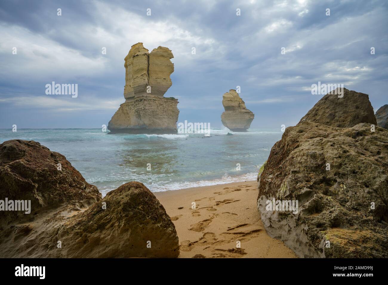 famous gibson steps at sunset, twelve apostles, great ocean road in ...