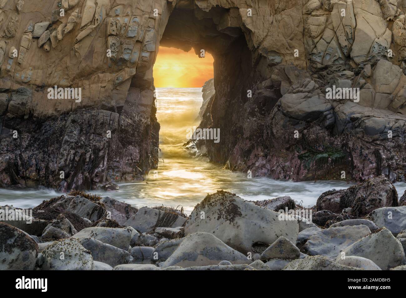 Keyhole arch at pfeiffer beach hi-res stock photography and images - Alamy