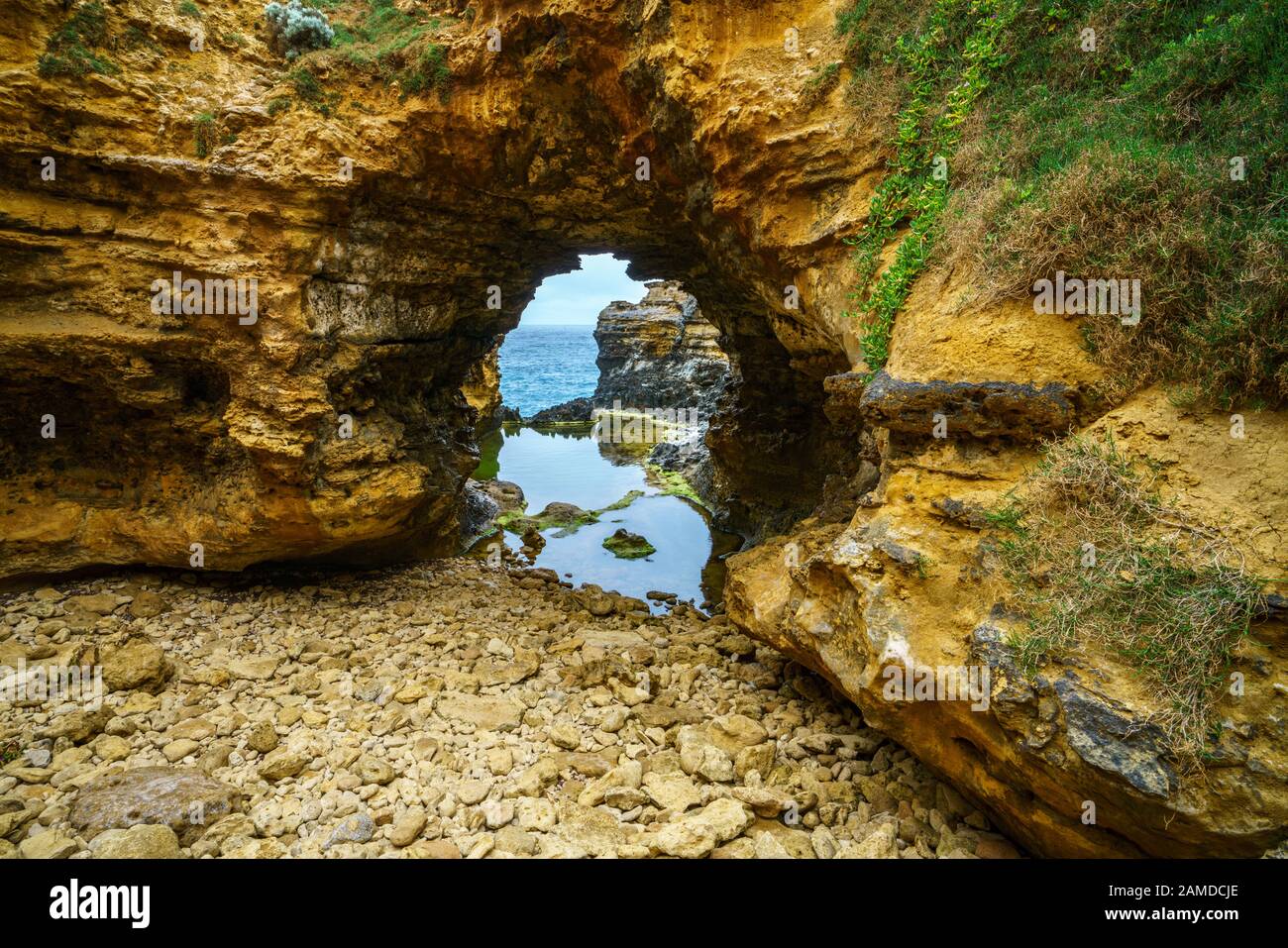 the grotto at great ocean road, victoria, australia Stock Photo - Alamy