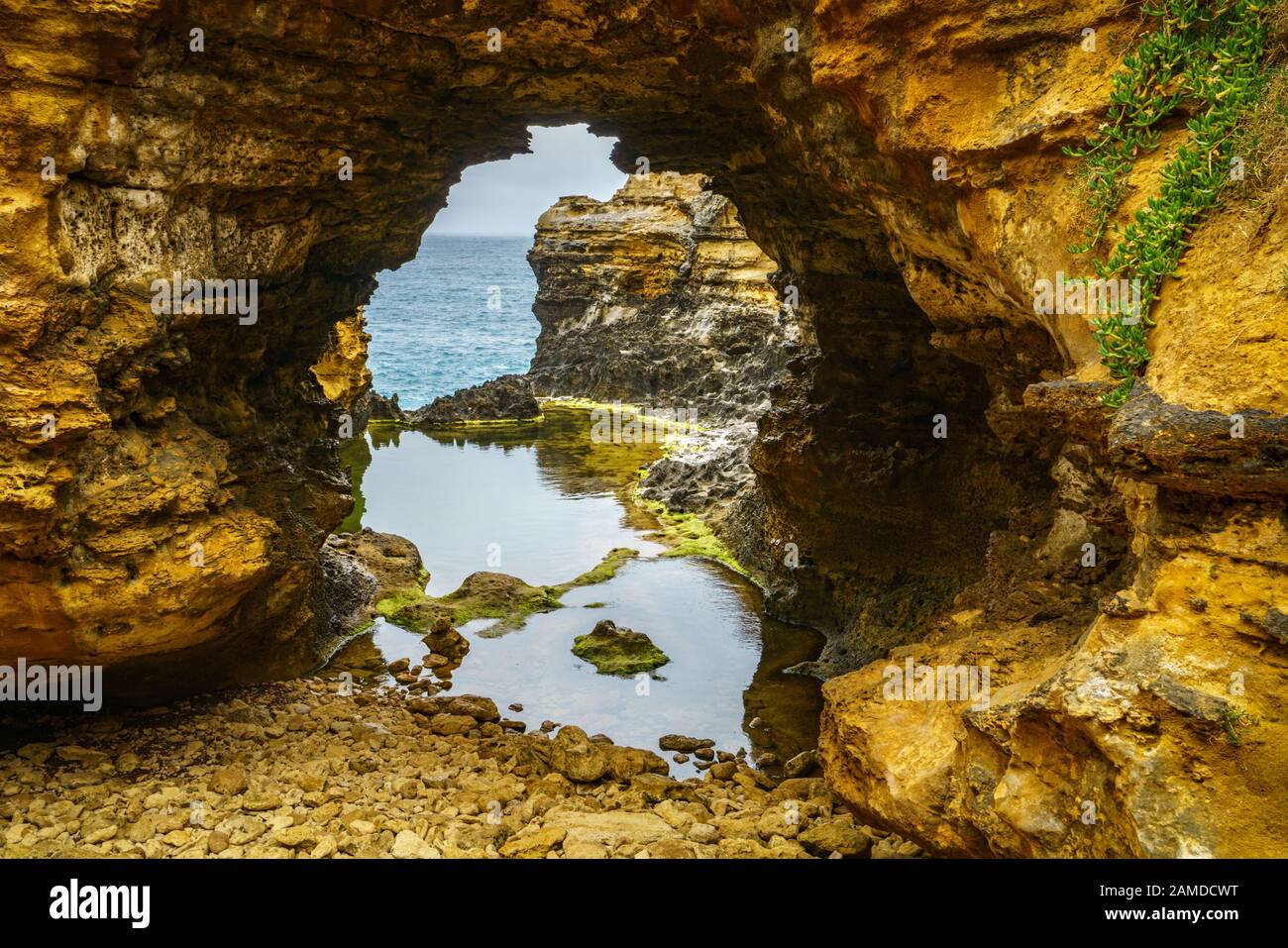 the grotto at great ocean road, victoria, australia Stock Photo - Alamy