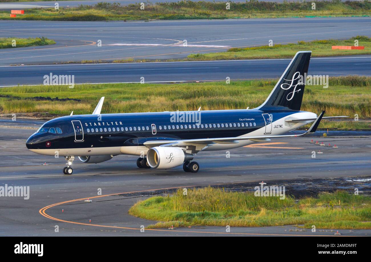Airplane approaching haneda hi-res stock photography and images - Alamy
