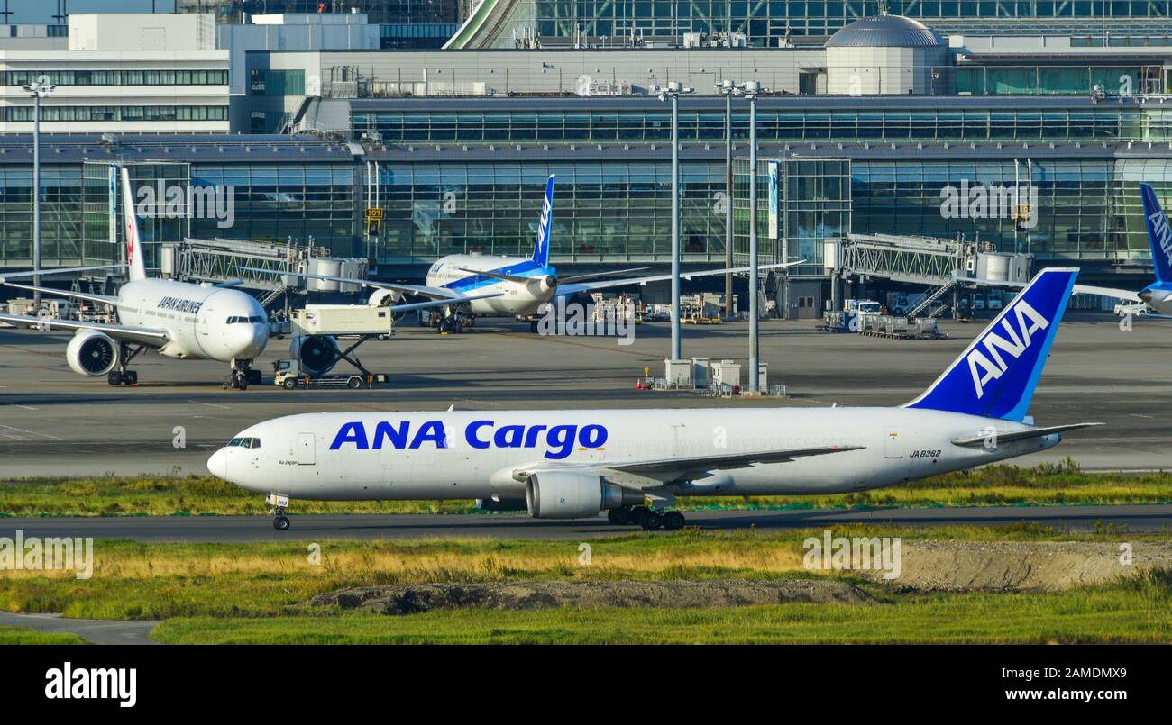 Airplane approaching haneda hi-res stock photography and images - Alamy