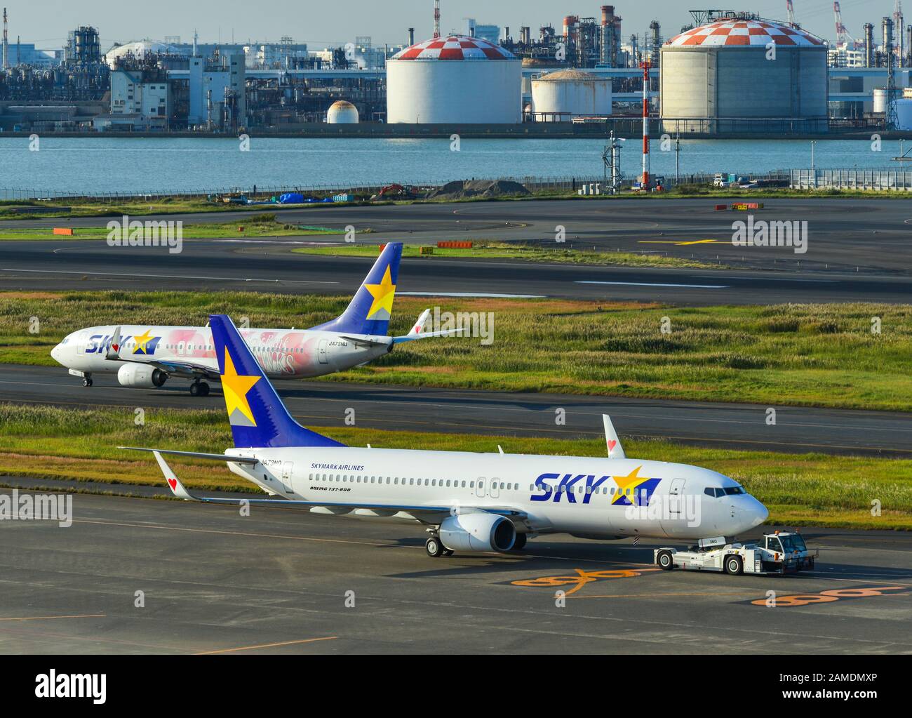 Airplane approaching haneda hi-res stock photography and images - Alamy
