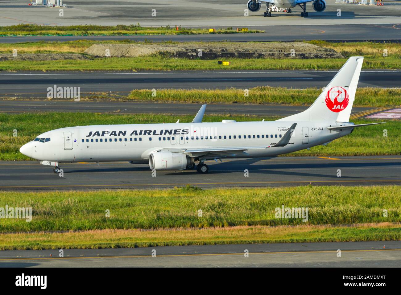 Airplane approaching haneda hi-res stock photography and images - Alamy