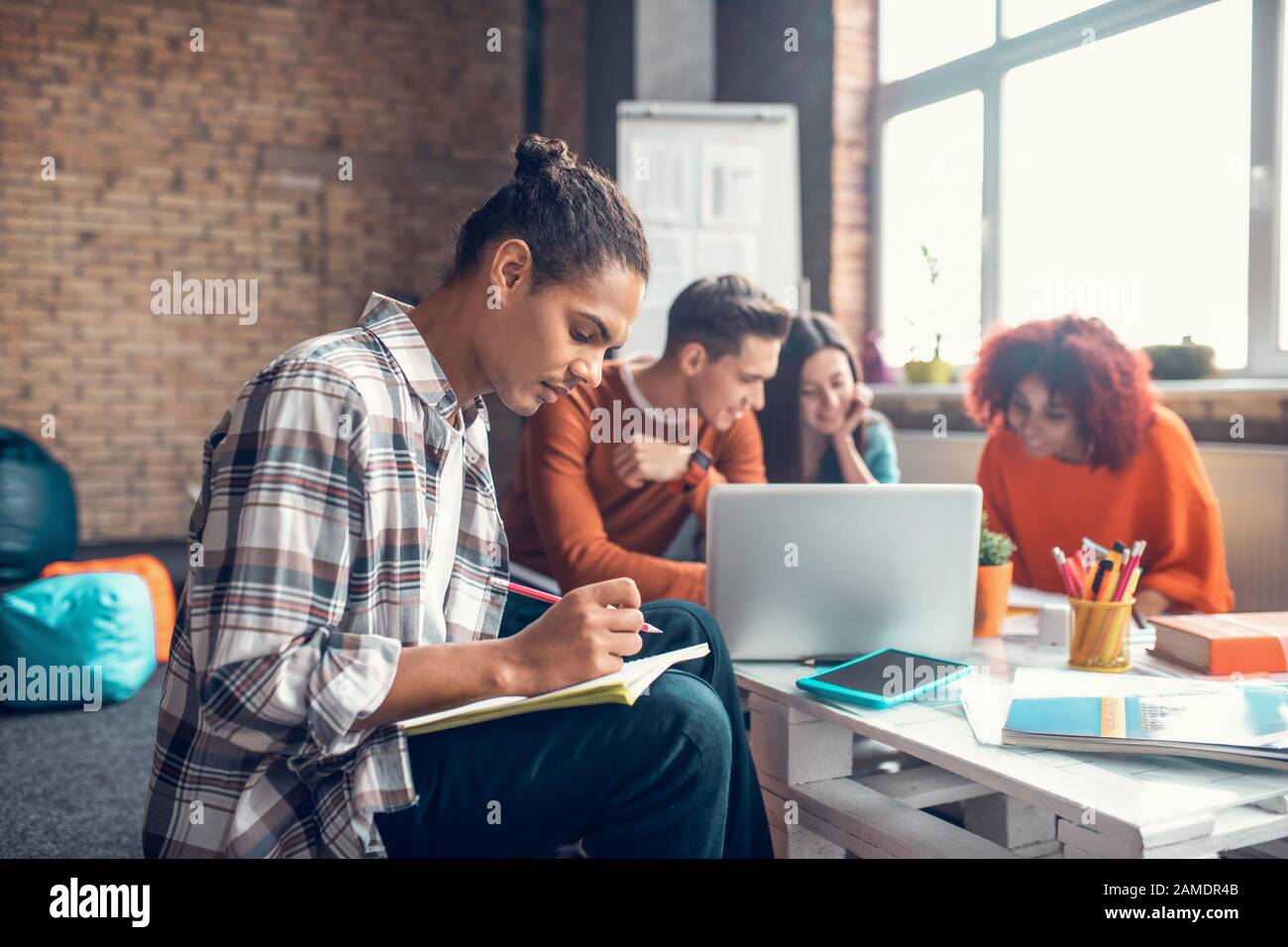 Group discussion table student hi-res stock photography and images - Alamy