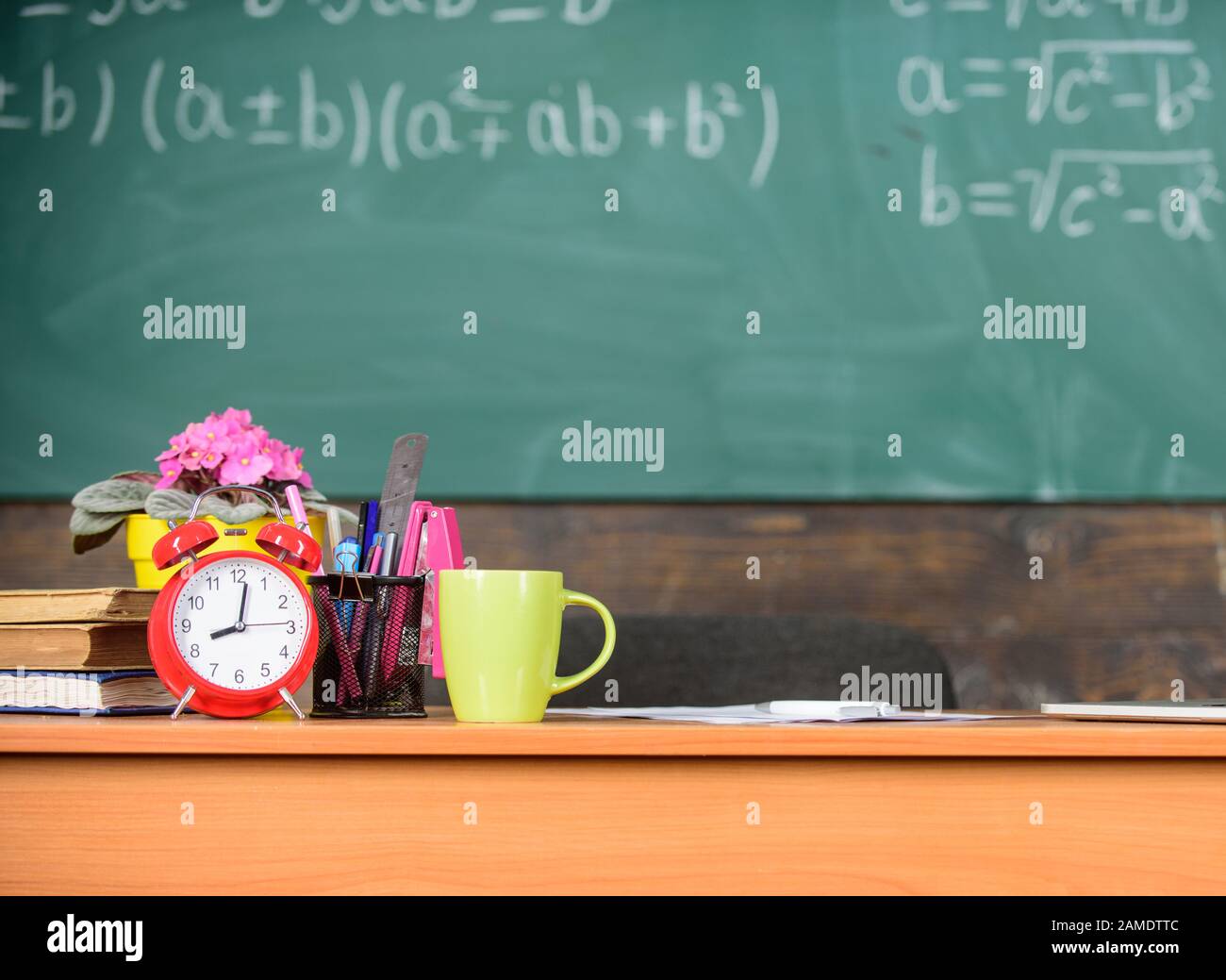 Working conditions which prospective teachers must consider. Table with ...