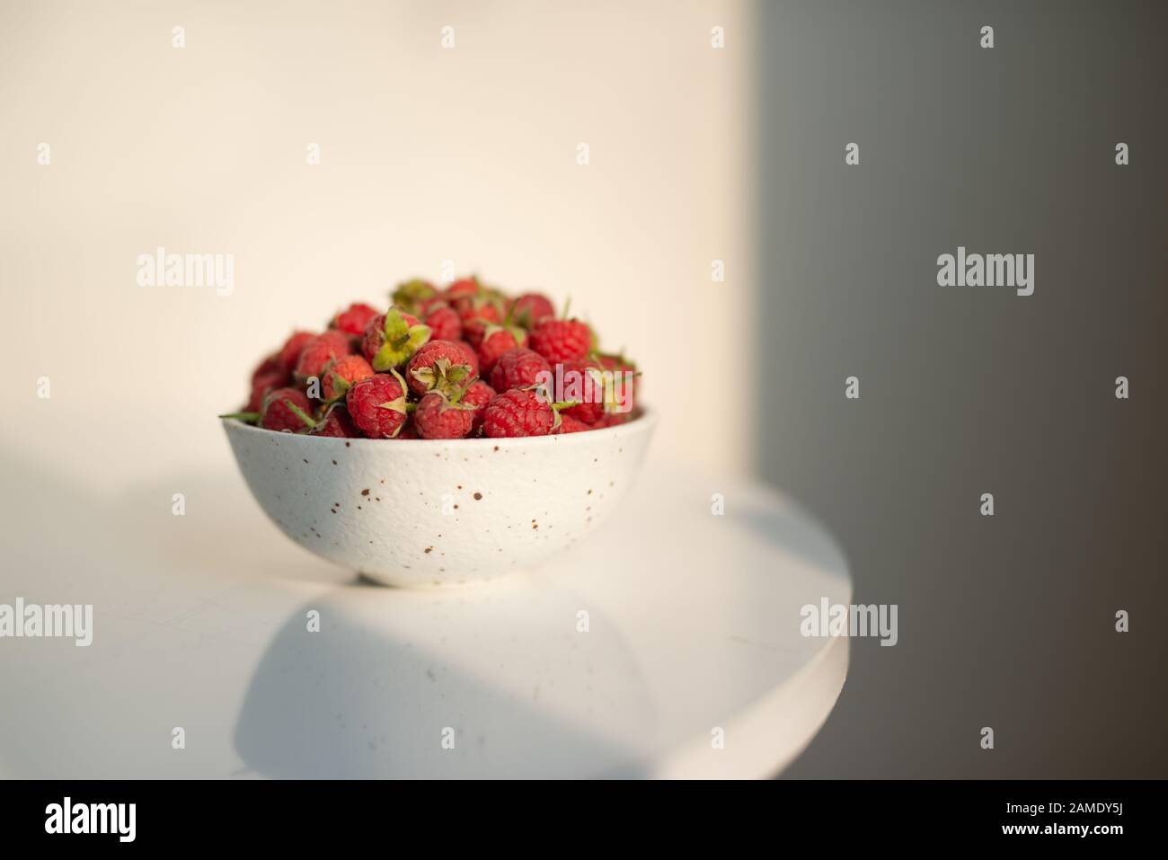 Fresh raspberries in ceramic bowl isolated on white background Stock ...