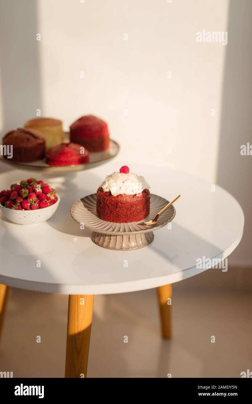 Put on table cake hi-res stock photography and images - Alamy