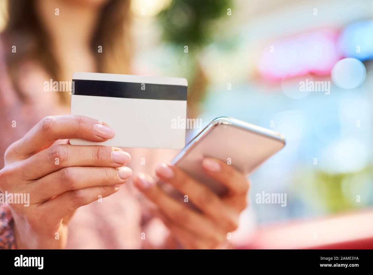 Hand women hold card mobile hi-res stock photography and images - Alamy