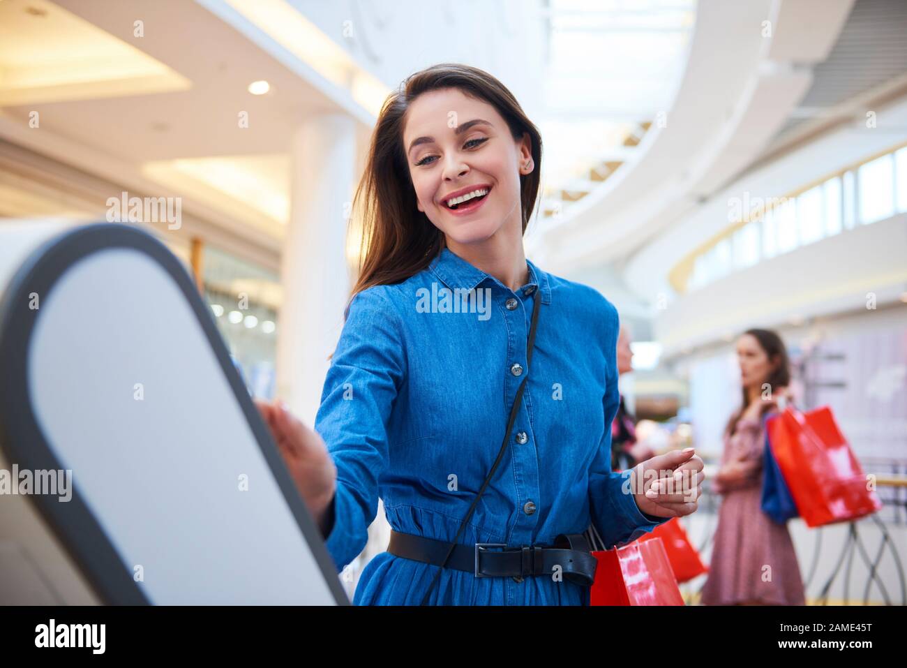 Woman in shopping mall hi-res stock photography and images - Alamy