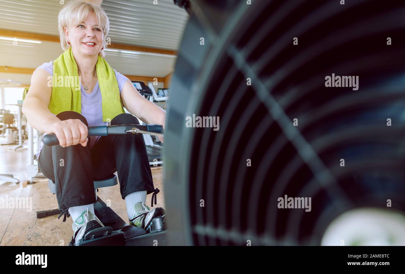 Woman gym rowing machine hi-res stock photography and images - Alamy