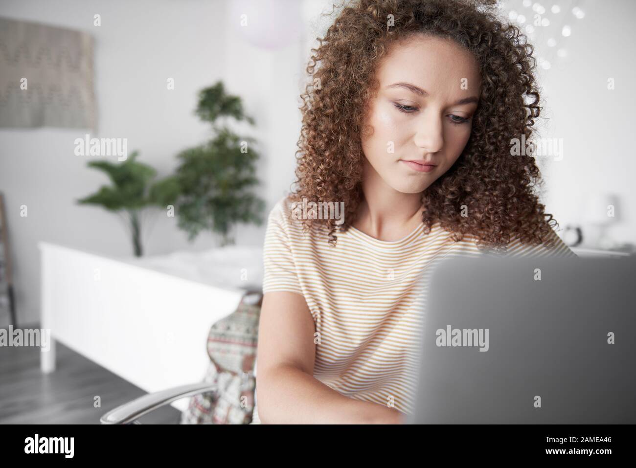 Women home laptop sad hi-res stock photography and images - Alamy