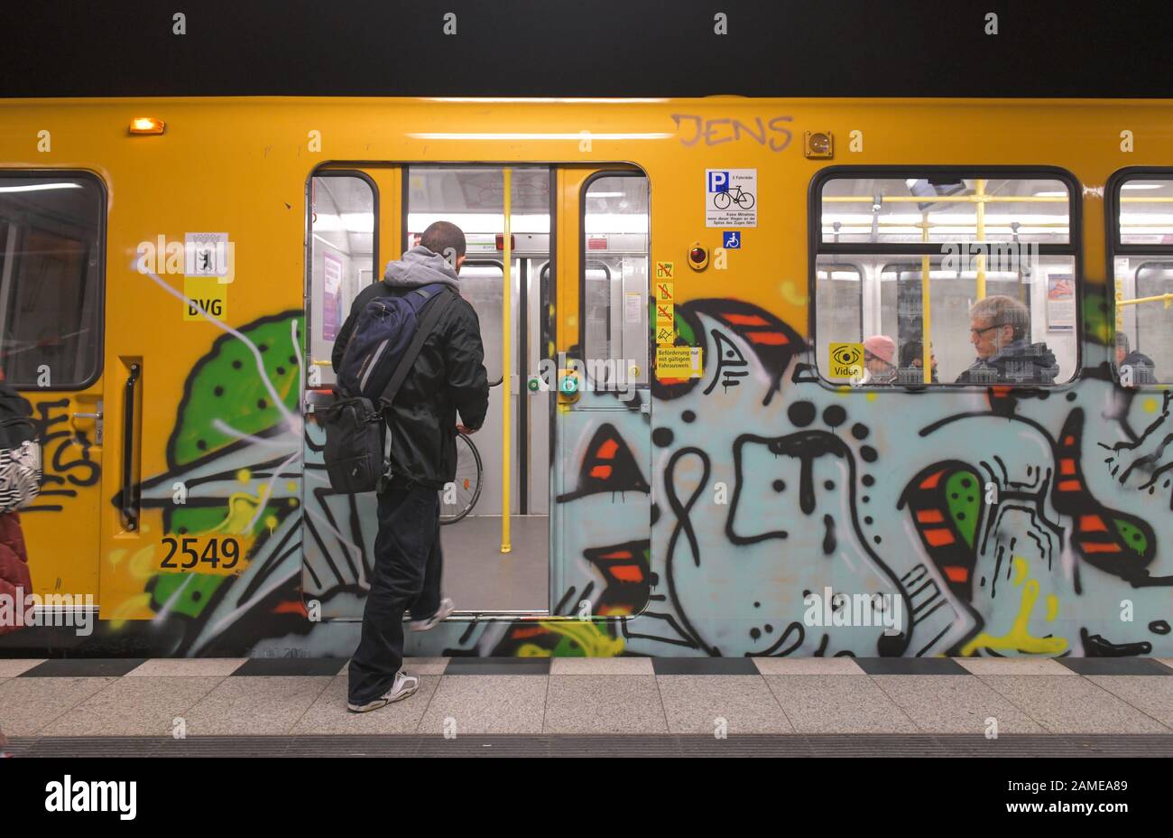 U bahn station art graffiti hi-res stock photography and images - Alamy