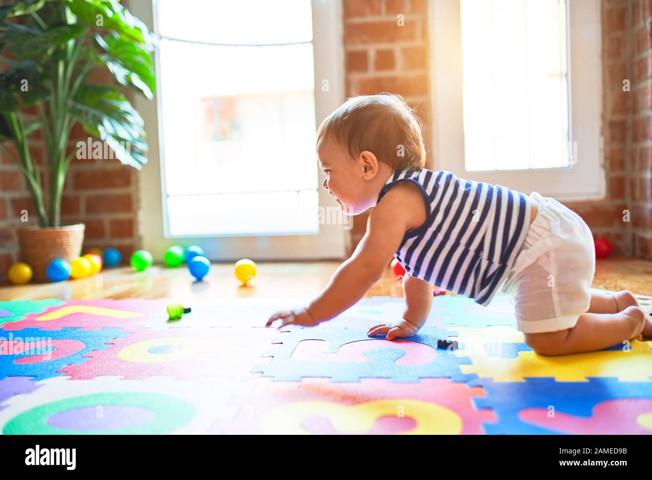 Infant crawling school hi-res stock photography and images - Alamy