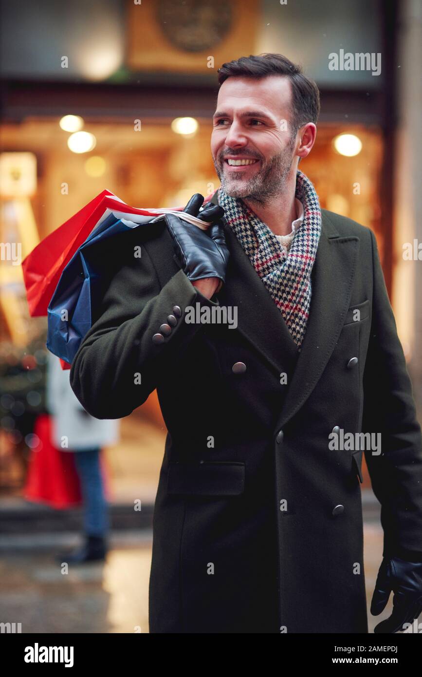 Man carry shopping bags hi-res stock photography and images - Alamy