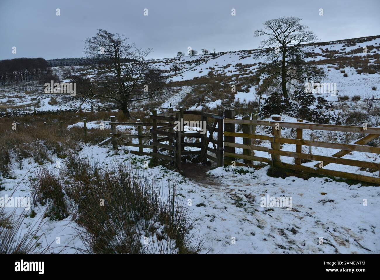 The shoreline of dean clough reservoir hi-res stock photography and ...