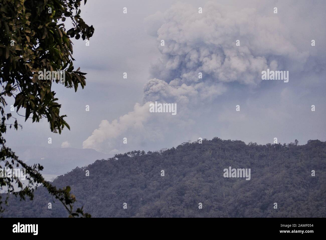 Tagaytay, Cavite, Philippines. 13th Jan, 2020. The Taal volcano ...