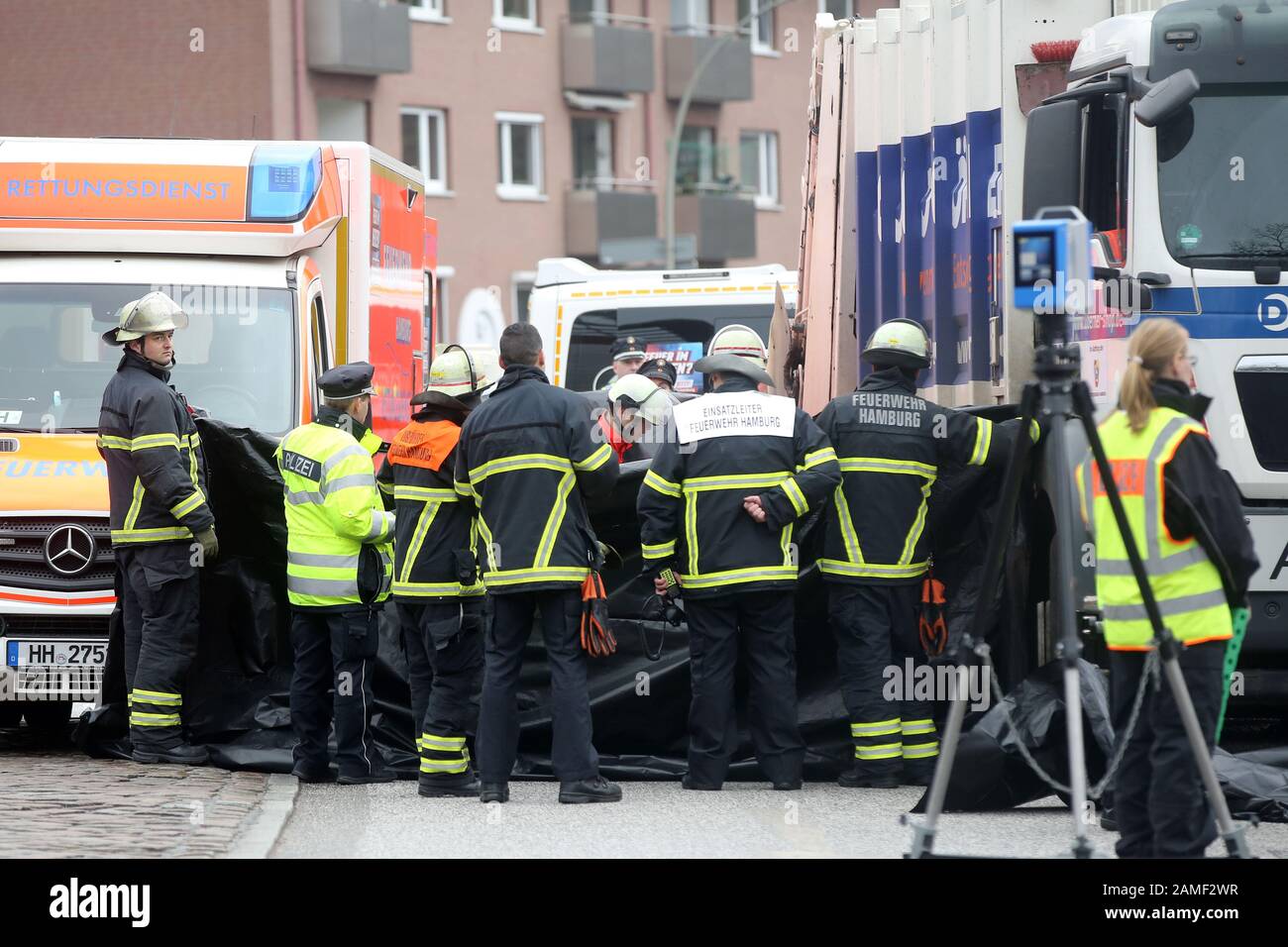 13 January 2020, Hamburg: Emergency services are on duty at the scene ...