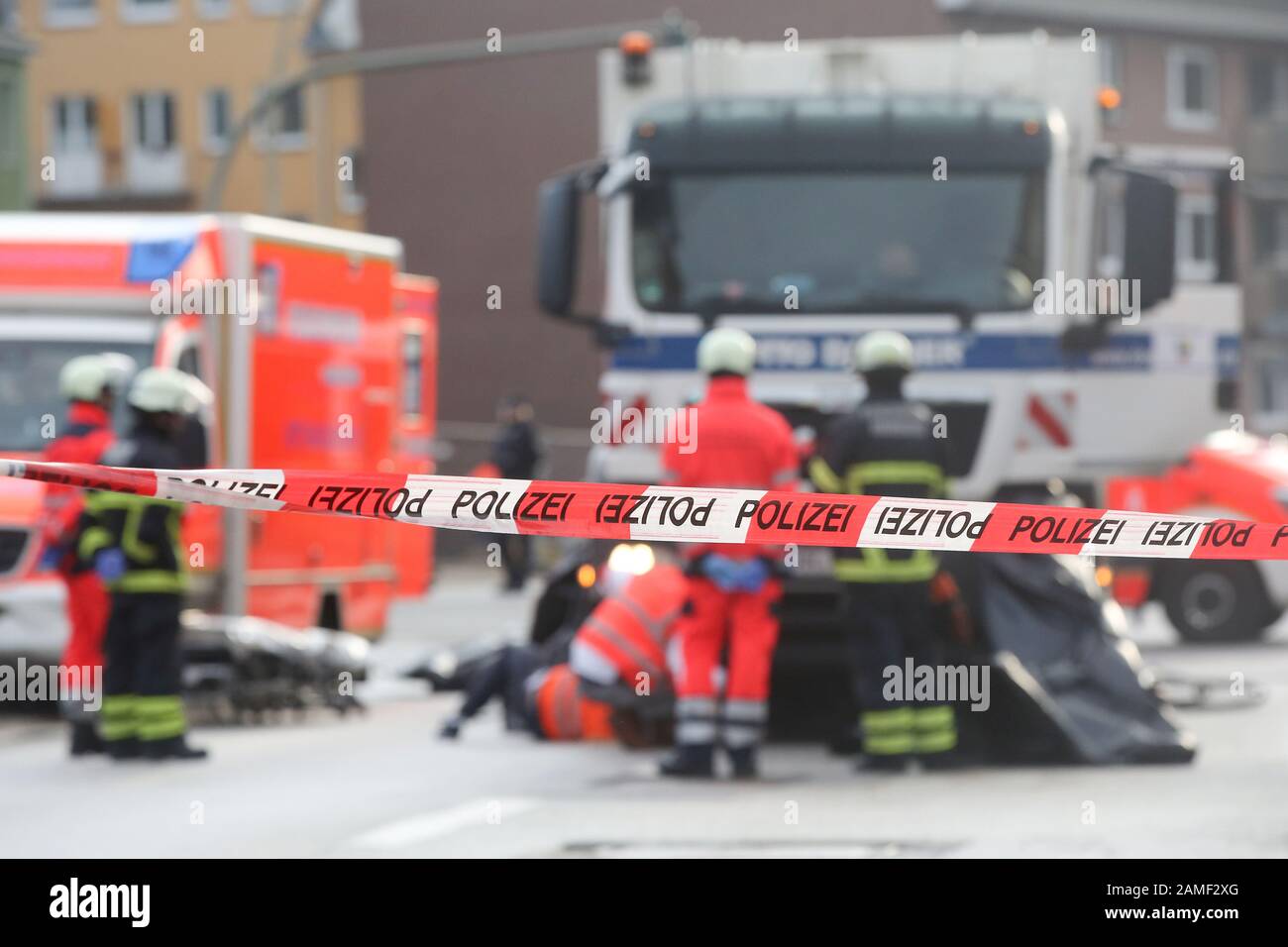 13 January 2020, Hamburg: Emergency services are on duty at the scene ...