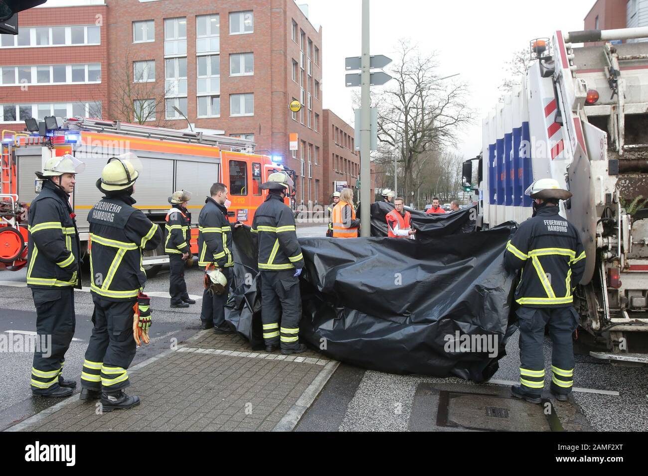 13 January 2020, Hamburg: Emergency services are on duty at the scene ...