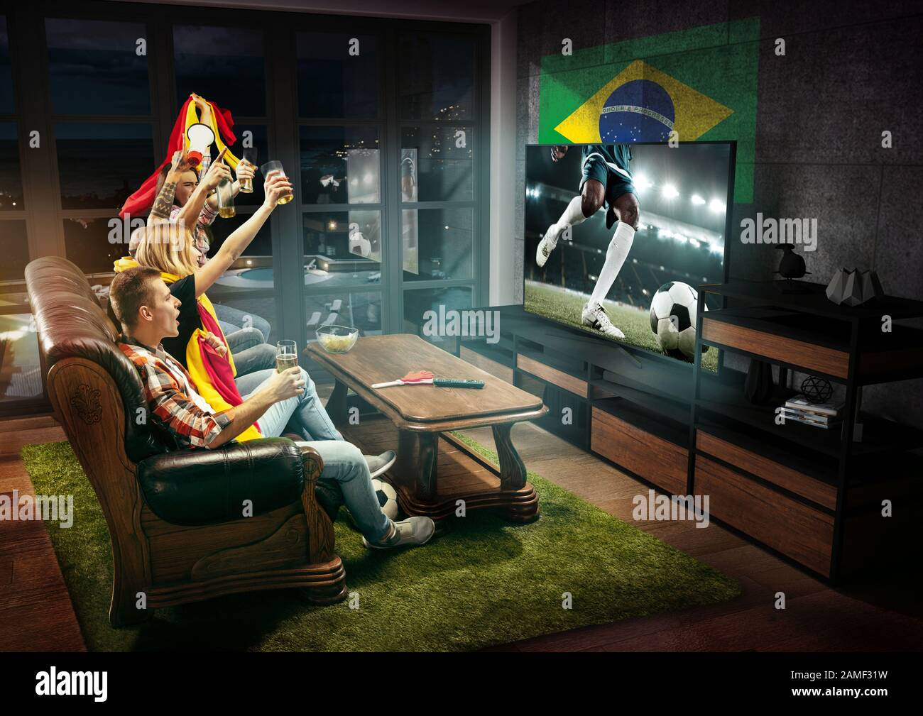 Women watching football hi-res stock photography and images - Alamy