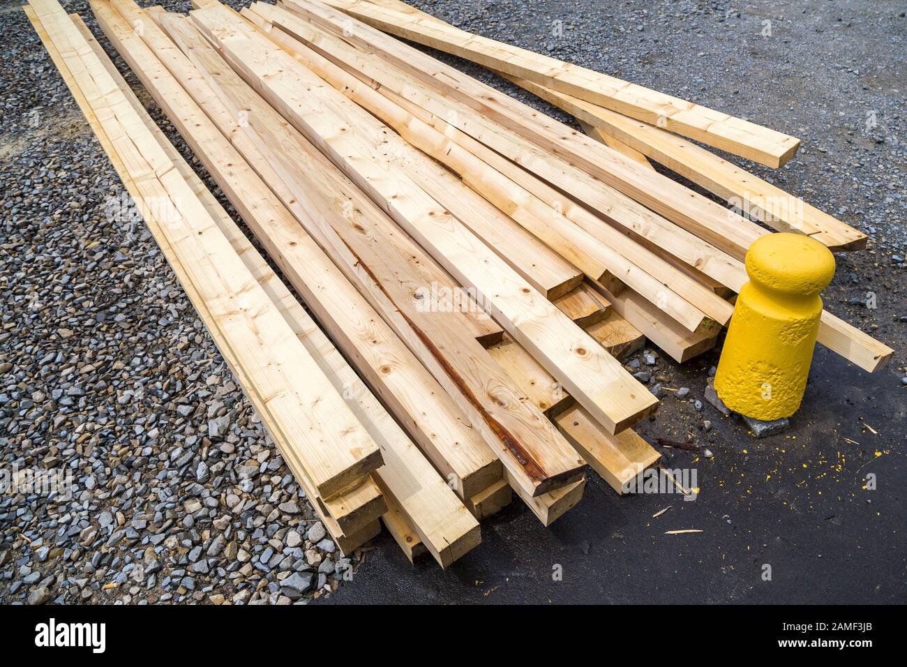 Wooden boards repairing building hi-res stock photography and images ...