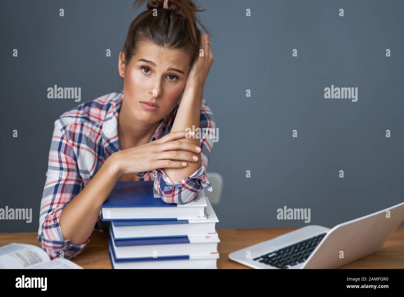 Teenager learning till hi-res stock photography and images - Alamy