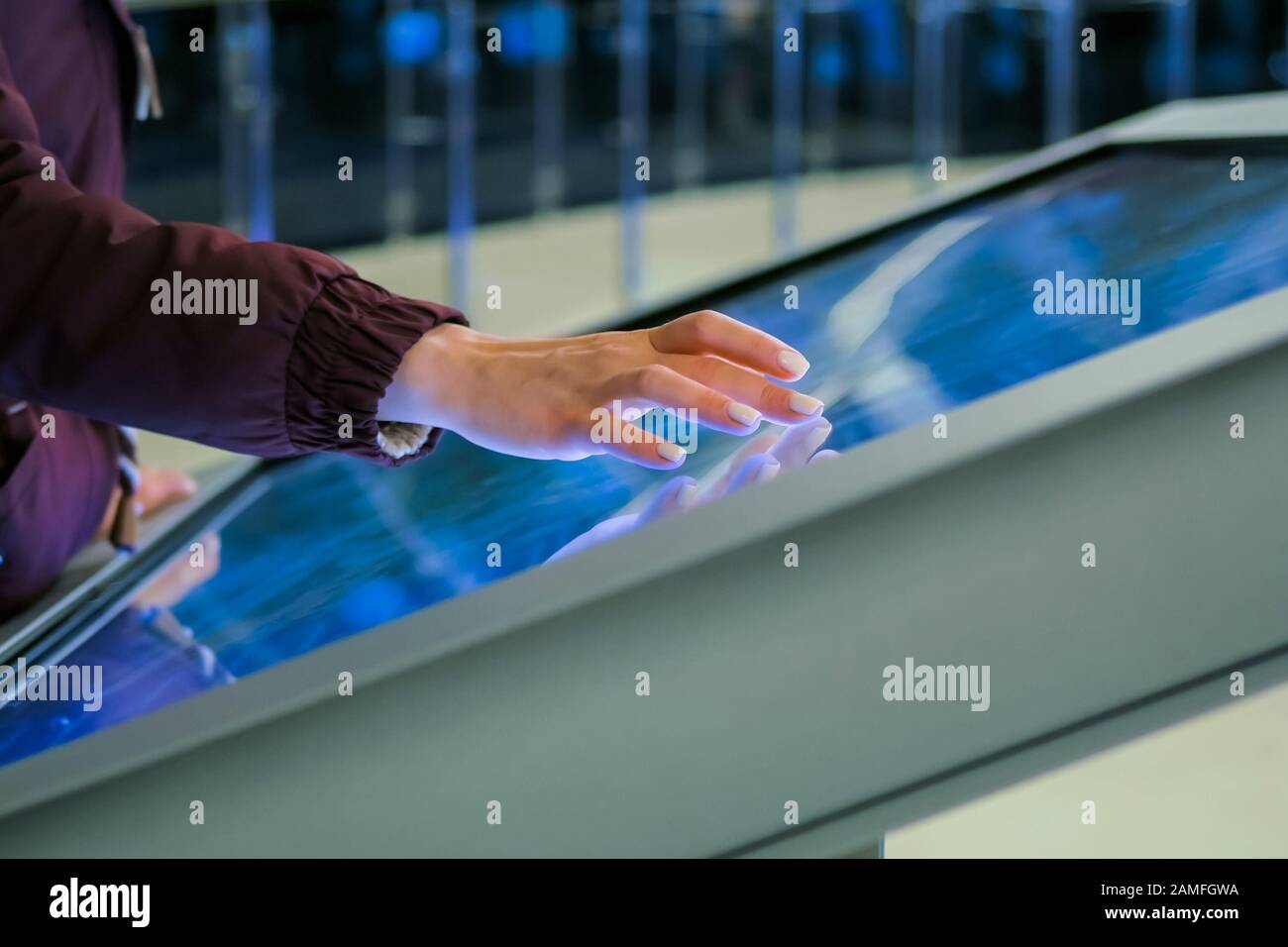 Using kiosk screen hi-res stock photography and images - Alamy