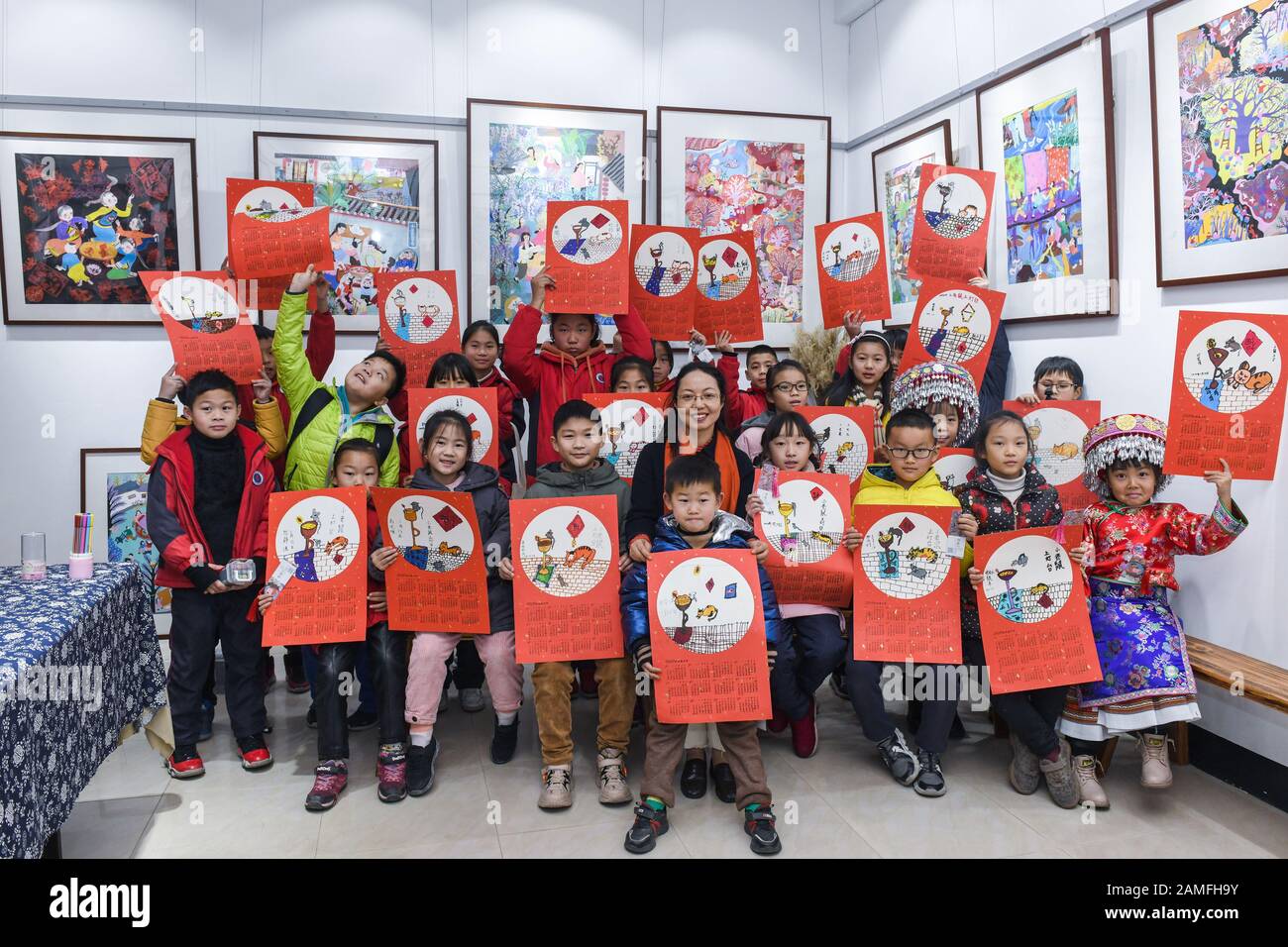 (200113) -- CIXI, Jan. 13, 2020 (Xinhua) -- Students display their ...