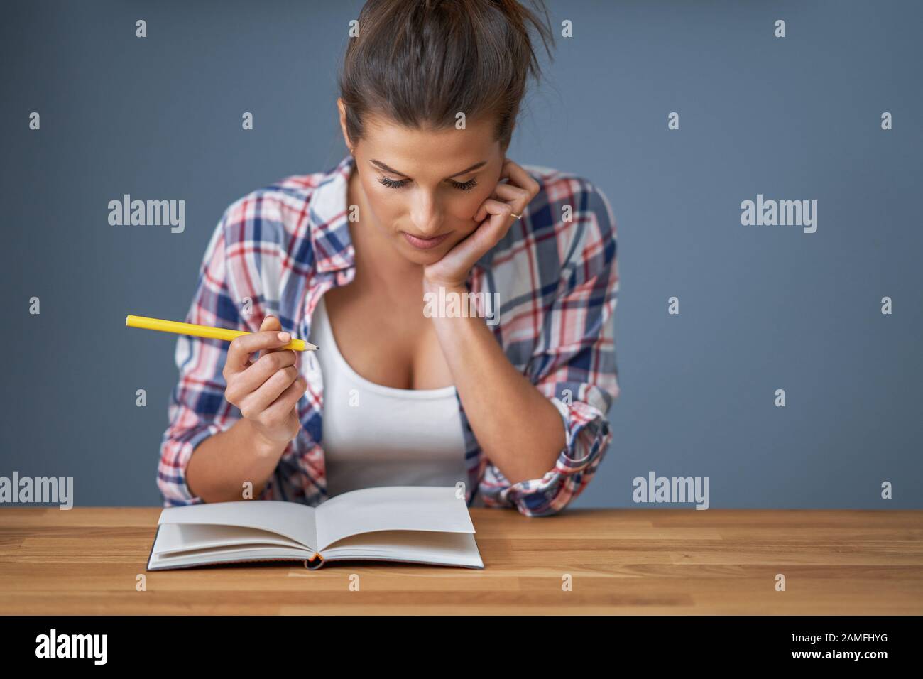 Teenager learning till hi-res stock photography and images - Alamy