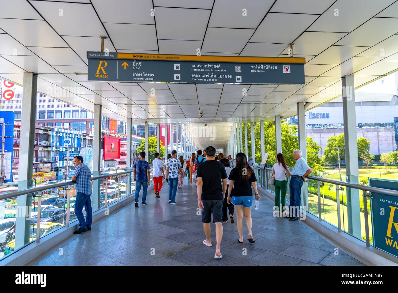 Elevated pedestrian walkway hi-res stock photography and images - Alamy