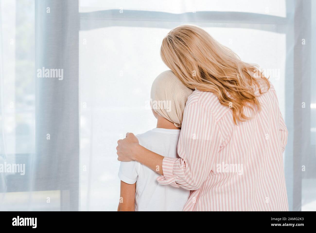 Mom hugging child back view hi-res stock photography and images - Alamy