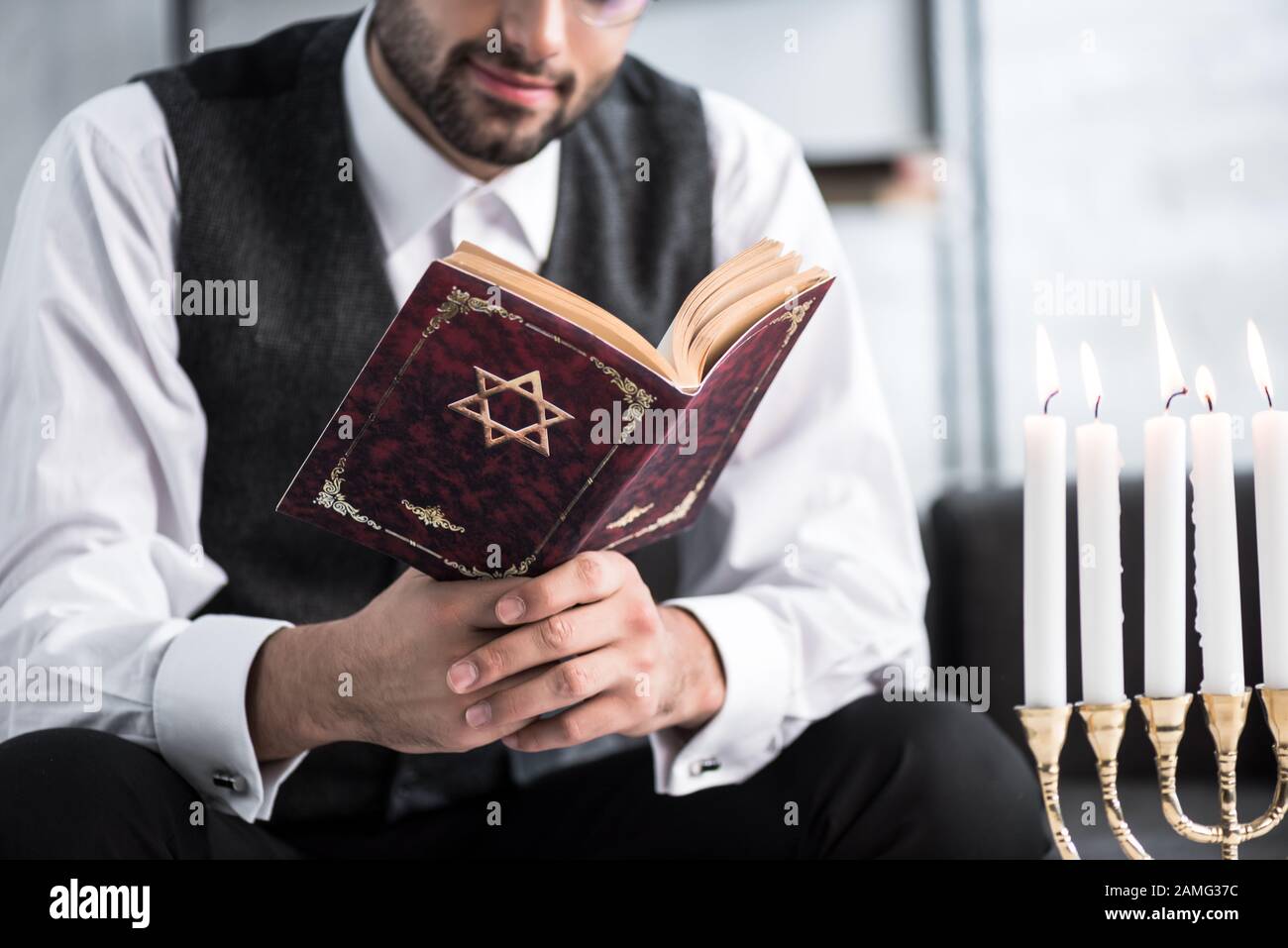 Jewish man reading hi-res stock photography and images - Alamy