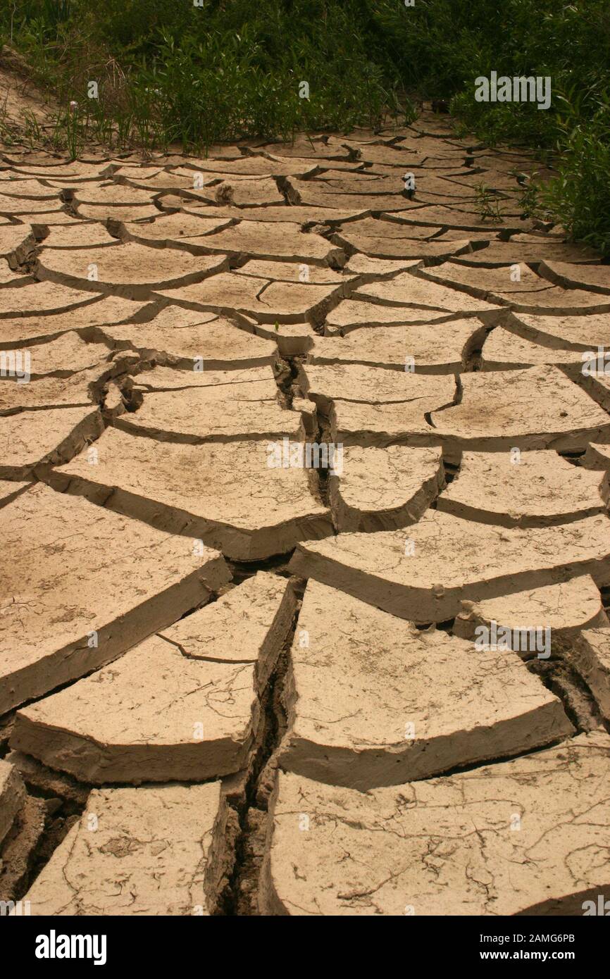 Land cracks hi-res stock photography and images - Alamy