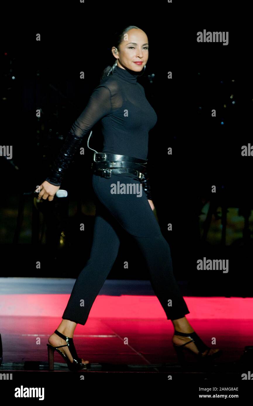 Sade singer hi-res stock photography and images - Alamy