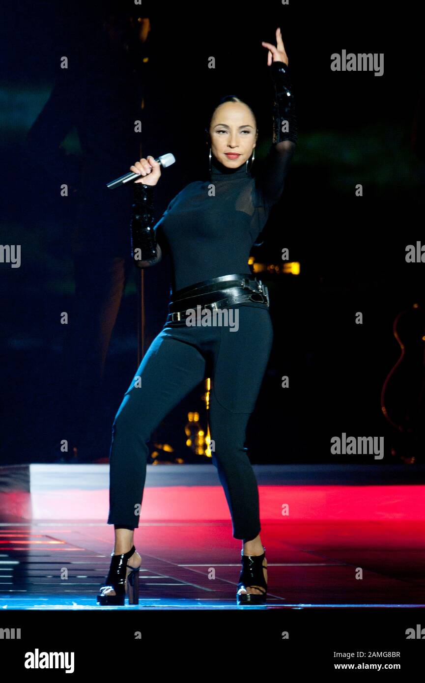 Sade singer hi-res stock photography and images - Alamy