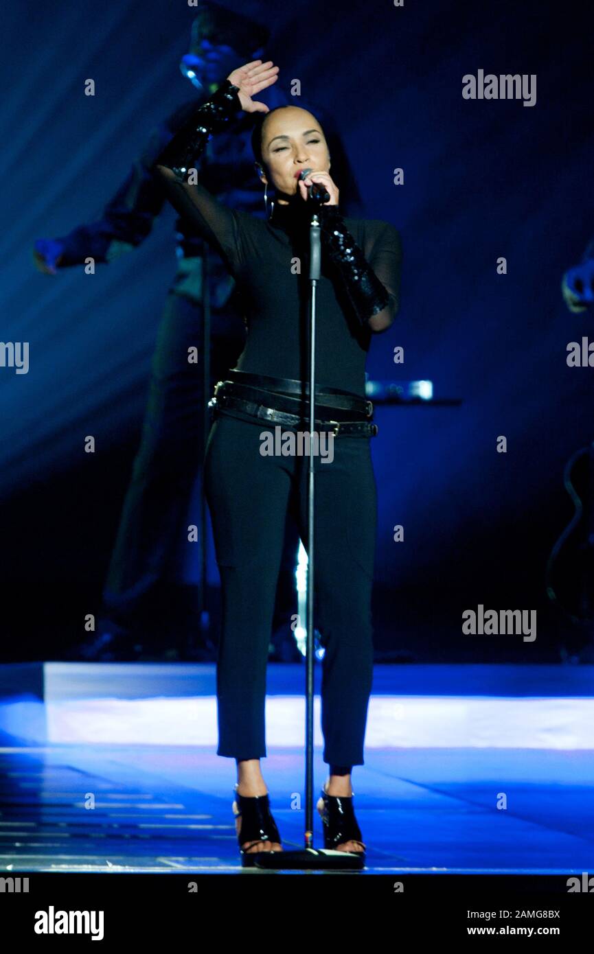 Sade singer hi-res stock photography and images - Alamy