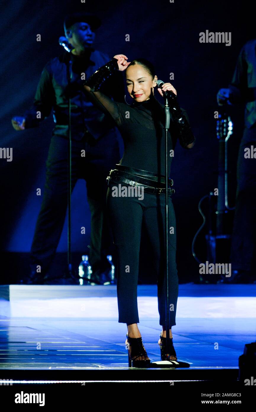 Sade singer hi-res stock photography and images - Alamy