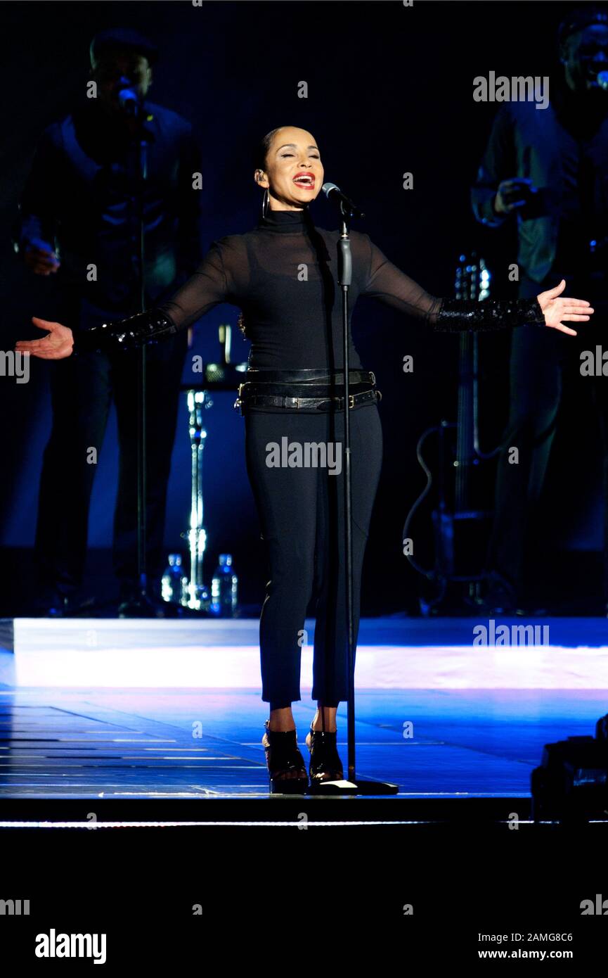 Sade singer hi-res stock photography and images - Alamy