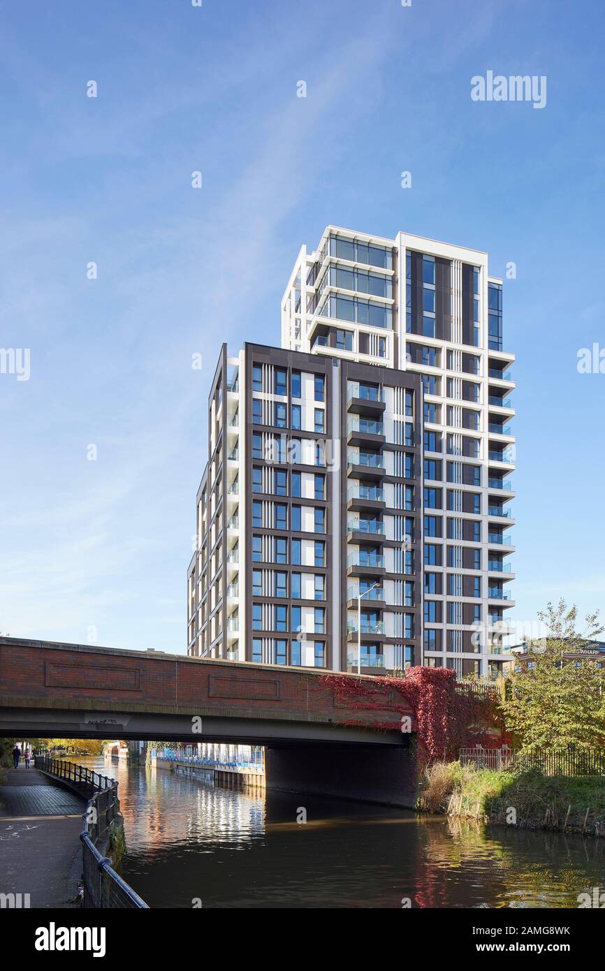 View of river, bridge and apartment block. Kings Point, Reading, United ...