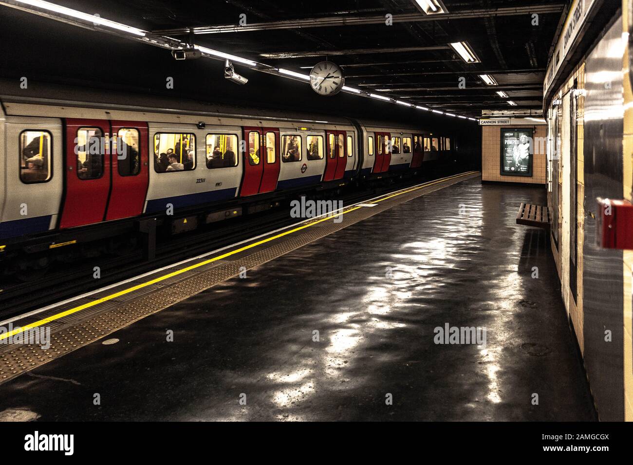 Cannon street tube station platform, London, England, UK Stock Photo ...