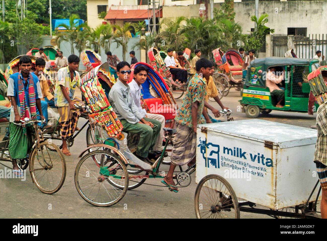 Dhaka, Bangladesh - September 17th 2007: Unidentified people and ...