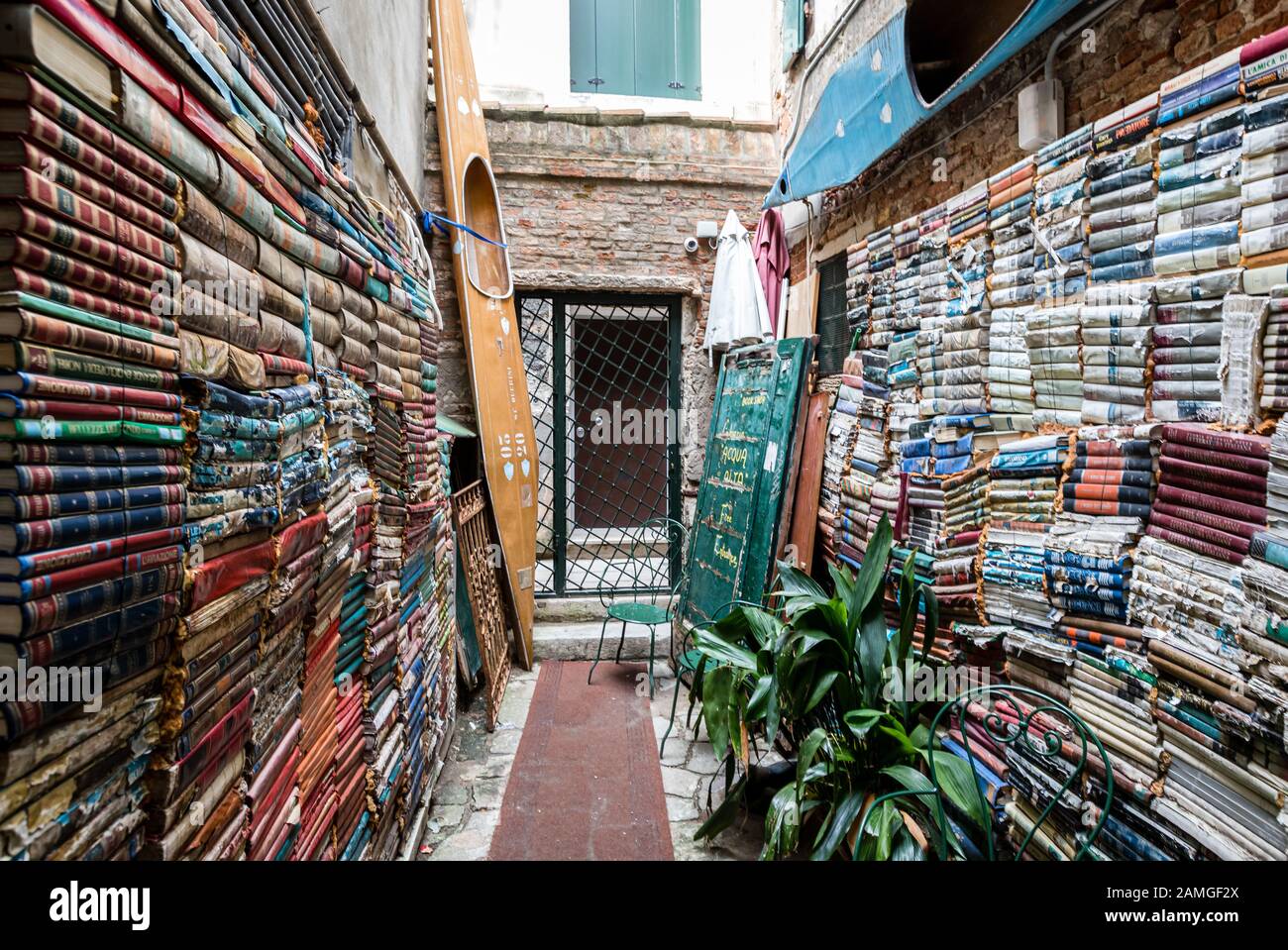 Librería acqua alta hi-res stock photography and images - Alamy